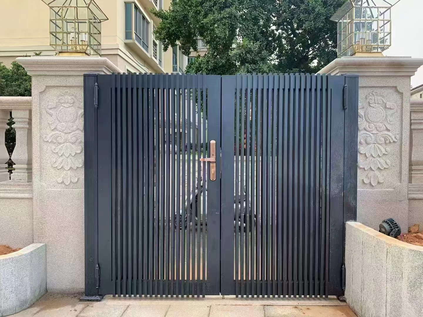 "Elegant Stainless Steel Powder-Coated Garden Gate - Secure Your ...